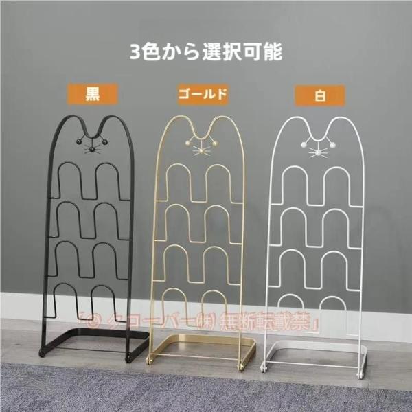 猫の顔が入った可愛いスリッパラック。カラーは３色からお選びいただけます♪スチール製で折り畳めるからスリムで４足組のスリッパ立て。スリッパスタンドがあれば来客時も玄関の収納をスッキリさせることができ、薄型の無地だから、靴箱の付近に違和感なく溶...