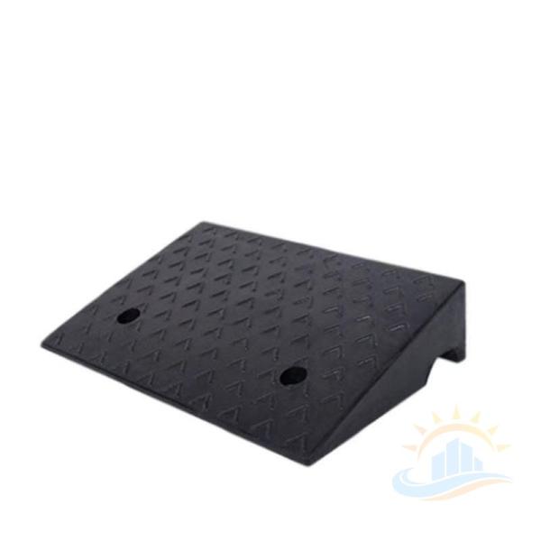 ?【高品質 天然合成ゴムを採用】 高品質 硬ゴムを採用し、その為ズレにくく、雨や風にも流されたり飛ばされにくくなっております、付属のボルト地面に接続する可能です?【紫外線によるヒビ割れを防ぐ老化防止剤入り】 従来品の再生ゴムに比べて耐光性が...