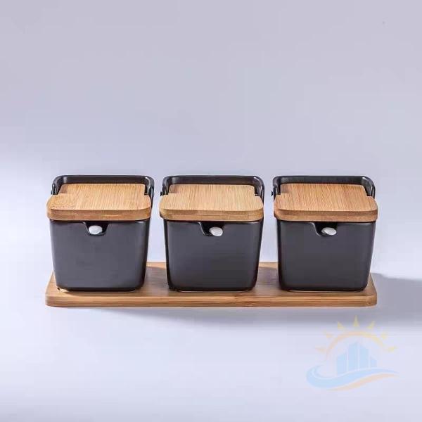 商品の説明素材：セラミックス+竹蓋サイズ（200ml）：約9×5.5cmAトレイ：約20×10cmBトレイ：約30×10cmA=2個、B=3個（2個）/色：ブラック/ホワイト小さなスプーン片手操作ふたをひっくり返して味わう竹トレイー、収納便...