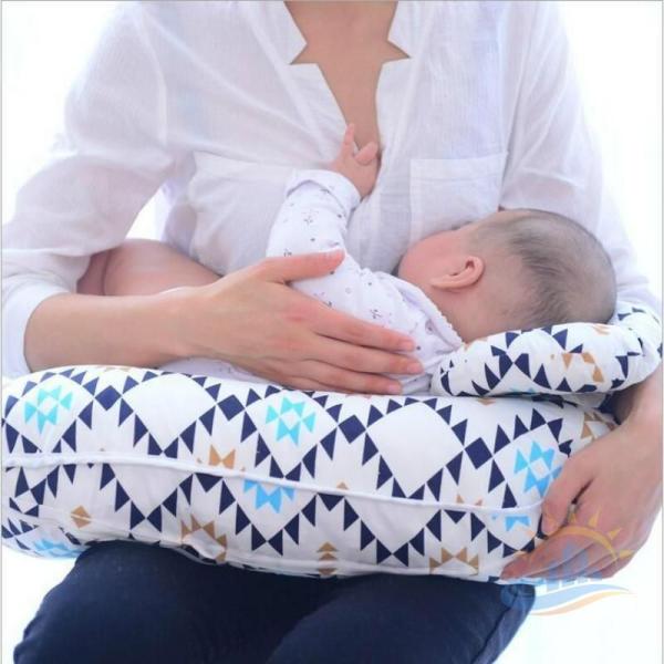 ?授乳クッションを使えば一定の抱き方になり授乳がしやすくなります。?綿100%生地のかわいいポップなアニマル柄カバーが付いたマルチクッションです。?授乳の時このクッションの上に赤ちゃんを寝かせれば、支えになって腕も肩も楽チンに。?カバーリン...
