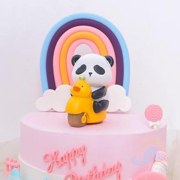 かわいい自転車に乗ったパンダの置き物！ケーキトッパーとして華やかなパーティーを演出！インテリアやガーデニングのアクセサリーとしても活用可能！玄関やリビングなどのインテリアに最適です。パンダ好きの方へのプレゼントにもおすすめ！ユニークで笑顔に...