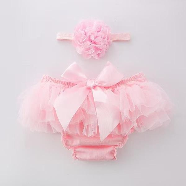ベビーちゃん向けのサテンのリボンがかわいいフリフリシフォンブルマが登場です。こんなかわいいショートパンツ（オーバーパンツ）はめずらしいですよ♪たっぷりボリュームのフリル！肌触りもとってもよいから、履き心地も抜群です！！Mサイズは （9-18...