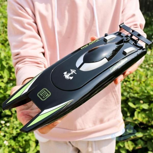 【高速RCボート】ダブルモーターを搭載し、最大速度25km/hに達します。スイミングプール、池、川、湖に適しています。少しエキサイティングなカーレースでも、プールで友達ともっと楽しんでください。【2.4GHZ無線コントローラー】無線コントロ...