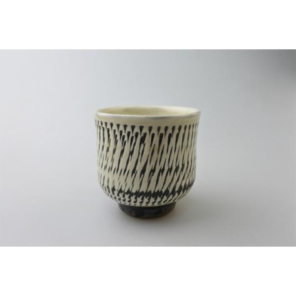 大分県日田市小鹿田焼皿山で焼かれた小鹿田焼（おんたやき）です。手作りの為、1点1点、模様や大きさ、お色が微妙に異なる場合がございます。稀に、色むらや焦げ、貫入（釉薬のひび割れ）が見られる部分がある場合がございます。底部分に、がたつきが見られ...