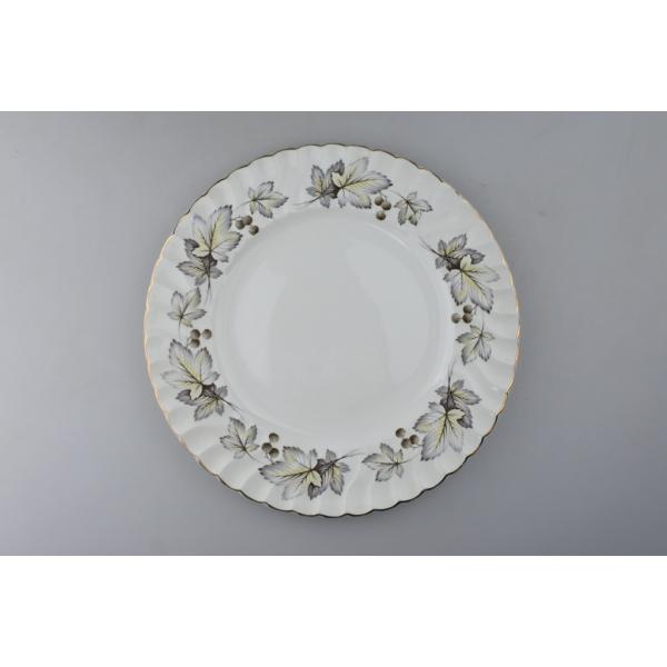 1775年、イギリスのストーク・オン・トレントにジョン・エインズレイ窯を創設。以来、ヴィクトリア女王やエリザベスII世女王などの多くの皇族、貴族に愛され続けた歴史ある世界的な名窯です。＊商品＊メイプルリーフのデザインとシックな色味が落ち着い...