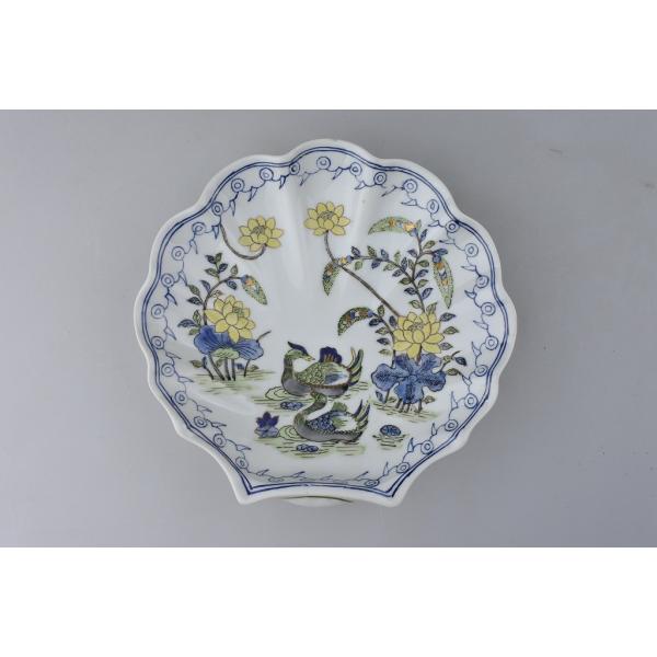 1960年代〜1970年代頃に香港で製造された「清朝スタイル」の装飾皿です。貝殻（シェル）の形をした可愛らしいデザインです。蓮の花と、仲睦まじい番い（つがい）の鳥（鴛鴦/オシドリなど）が描かれています。これらは中国の伝統的な文様で、「夫婦円...