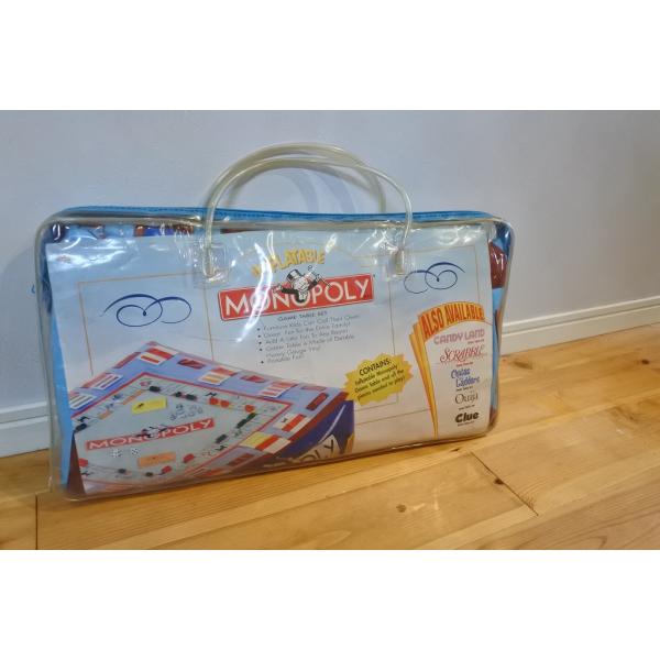 アメリカで誕生したボードゲームモノポリーです。インフレータブル（空気を中に注入して膨らませる）式になります。中古品のようですが、本体に少し汚れがある程度で、小物類などは奇麗に揃っているようです。＊サイズ＊パッケージ横:52.5cm、縦:28...