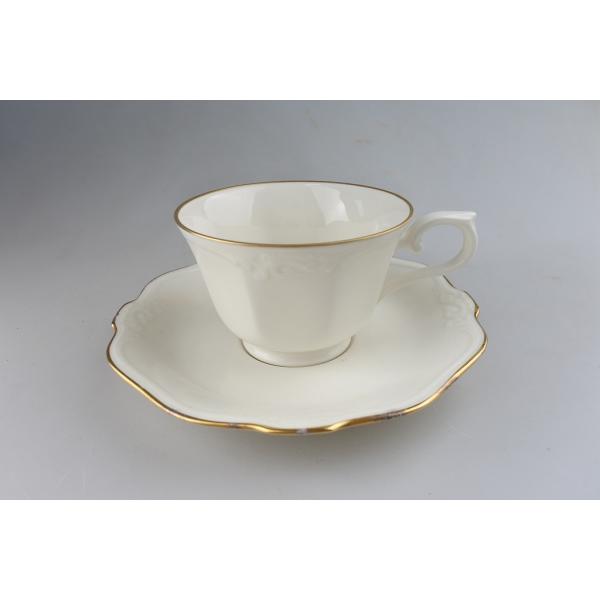 ノリタケの前身であるニットーロイヤルが1956年頃に製造していたアイボリー色のカップ＆ソーサーです。似たようなデザインでノリタケ名義で製造されていましたが、こちらは刻印が「Nittoroyal」になります。使用感がありますが、金縁の剥がれは...