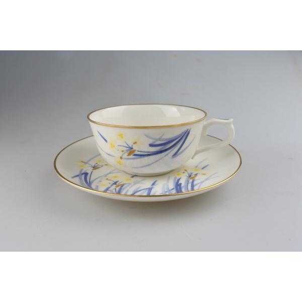 日本国内流通用に1950年〜1990年頃製造していたノリタケのああイボリーチャイナシリーズより、水仙のような花が流れるように描かれている少し浅めのカップ＆ソーサーです。全て使用感なく状態良好です。＊サイズ＊カップ 直径：9.5cm、高さ：4...