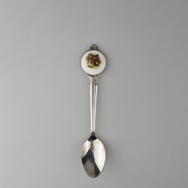 ＊クリックポストにて送料250円で発送可能＊商品＊製造場所、製造年など不明。銀メッキ製で、白い部分は陶器に虎のプリントが入っています。裏側に「SILVERPLATED」の刻印あり。陶器部分はとてもきれいですが、メッキ部分はくすみがございます...