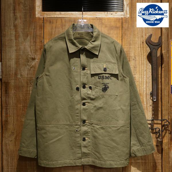 ＜タフなミリタリーウェアはガンガン着込むのが正解＞バズリクソンズの「USMC M-1944 HERRINGBONE UTILITY JACKET」。米海兵隊が1944年に採用したヘリンボーンツイルのユーティリティコートで、両胸にはハンティン...