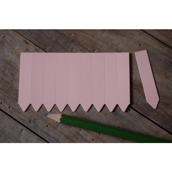 植物の品種名を記し鉢やプランターに挿すラベルです。特に多肉植物は形が似ている品種が多いのでラベルを付けて管理するのがおすすめ。交配の記録、種を蒔いた日、鉢やプランターを替えた植え替え日を管理する際などにも役立ちます。ラベルの色で分けて目印に...