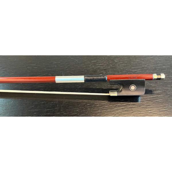 これからチェロを習い始める方に向けて製作された弓です。スティックは厳選された、Neoブラジル材を使用しています。この価格帯では、抜群の強さです。------------------------------------------------...