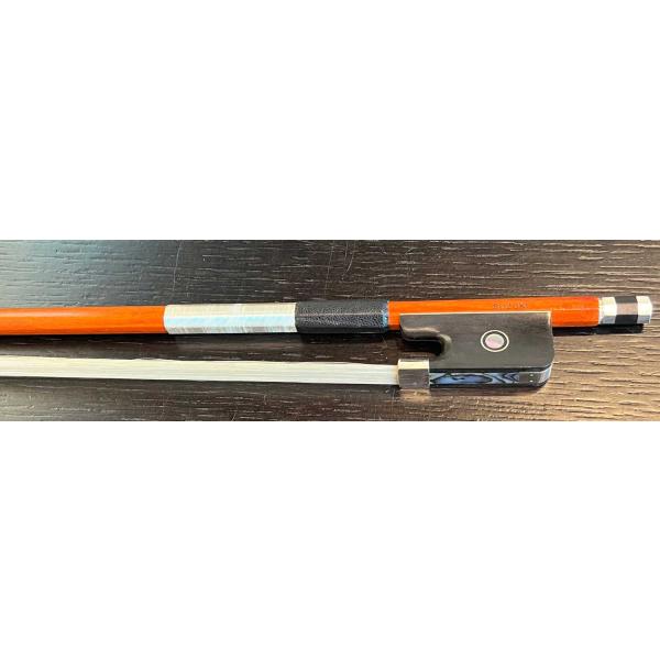 弓の良さは棹の材と、職人の技術で決まります。チェロを弾く初心者の方でも、弓は弓材として最高級のフェルナンブコ材を使うことをお薦めします。フェルナンブコ材は、その弾性もしなやかさも、弦楽器演奏に必要な素質をすべて秘めている材料です。この材料で...