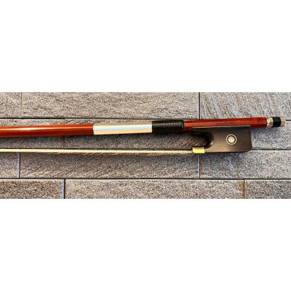 ビオラ弓 A-20モデルは強くしなやかな良質フェルナンブコ材をスティックに採用し、初心者の方にも弾きやすく、パワフルな音量を備えた弓です。より選別したフェルナンブコ材を使用することで、さらに音質の良さをプラスしました。一つの音を弾いた時に共...