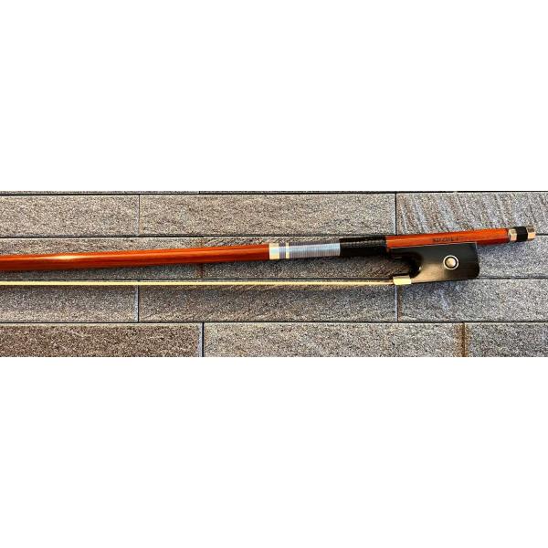 しなやかで繊細、それでいて適度な腰の硬さもあり、安定感の高いビオラ弓です。このクラスの弓になると、ばたつきが少なく音質も良好で、スピッカートなど様々な演奏ニーズにも十分に応えられる操作性と反応性の良さを兼ね備えております。重さ × バランス...