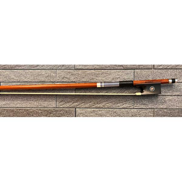 品質の高いフェルナンブーコ材を使用し、現行の弓にはない「少し昔」の弓ならではの材木の良さに、コシの強さが感じられる魅力ある弓となっています。すっきりとしたフォルムで持った感覚も軽く、操作性がとても良い弓に仕上がっております。繊細な音楽表現が...