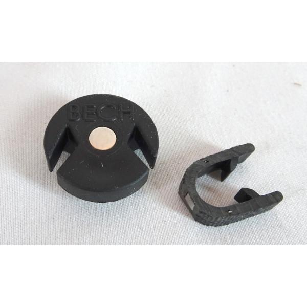 磁石付のバイオリンミュートです。使用しないときは、磁石でテールピースに固定される為雑音が鳴らず、落下する心配がありません。