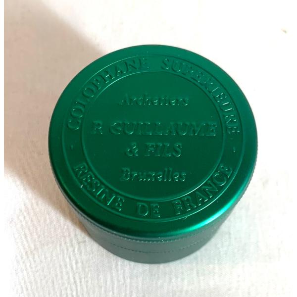 フランス製。ベルギー・ブリュッセルのメゾン・ベルナール工房で活躍する弓製作家＆エキスパートのピエール・ギヨーム氏が開発。力強いスムーズな使い心地で、ひっかかりと音質のバランスにすぐれた松脂です。