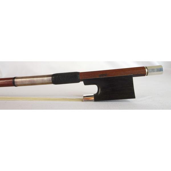 Finkel/フィンケルは弓製作の名門として、世界で最も高い評価を受けている工房の一つです。現在は5代目のDanielaが工房を引き継いでいます。スティックはよくシーズニングされたフェルナンブーコ材でチップや巻線、フロッグにはすべてシルバー...