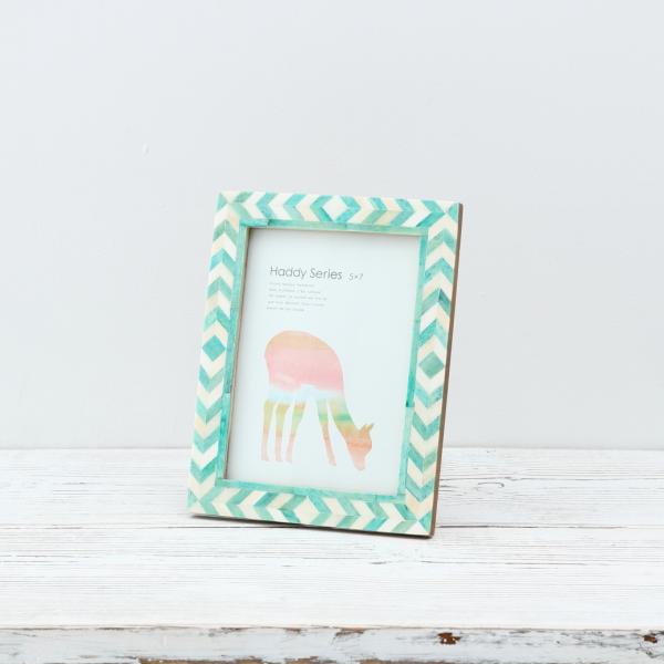 お部屋のインテリアに最適な華やかなフォトフレームです。2Lサイズの写真を入れられます。size 縦23cm 横18cm　スタンド付縦置き横置き可。素材:バッファローのツノ、ボーン、木※フェイスペーパーは画像と異なる場合がございます。※ハンド...