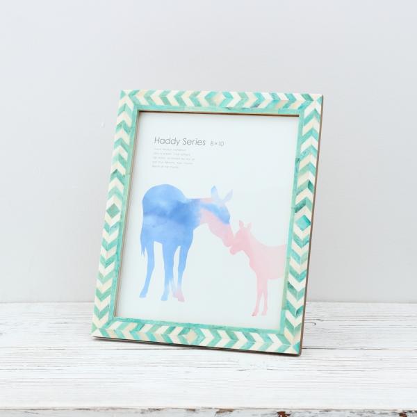 お部屋のインテリアに最適な華やかなフォトフレームです。六切サイズの写真を入れられます。size 縦30.5cm 横25.5cm　スタンド付縦置き横置き可。素材:バッファローのツノ、ボーン、木※フェイスペーパーは画像と異なる場合がございます。...