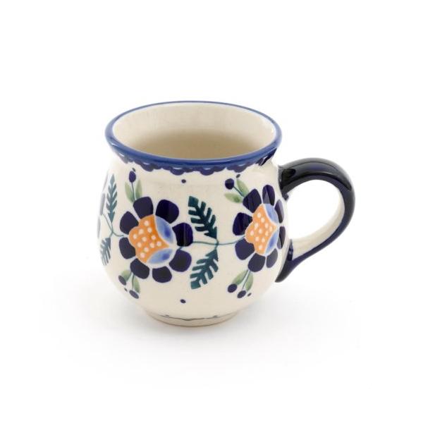 青い大きな花が特徴的なコロンとした形が可愛らしいポーリッシュポタリーのマグカップです。ポーランド南西部のドイツとチェコの国境付近良質な土が採れることで陶器作りが盛んになった町、ポレスワヴィエツ。ここにはたくさんの陶器メーカーがあります。型取...