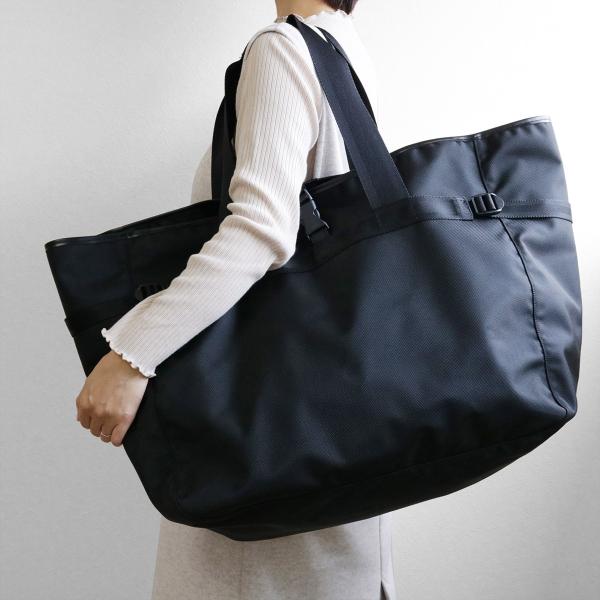 【発売日：2023年06月08日】【サイズ】縦40×横53×マチ30(cm)【サイズ(口部)】50×23(cm)【持ち手の長さ】口から/22cm50×23(cm)【重量】720g【素材】ナイロン【収納】メインポケット・・・1箇所ファスナーポ...