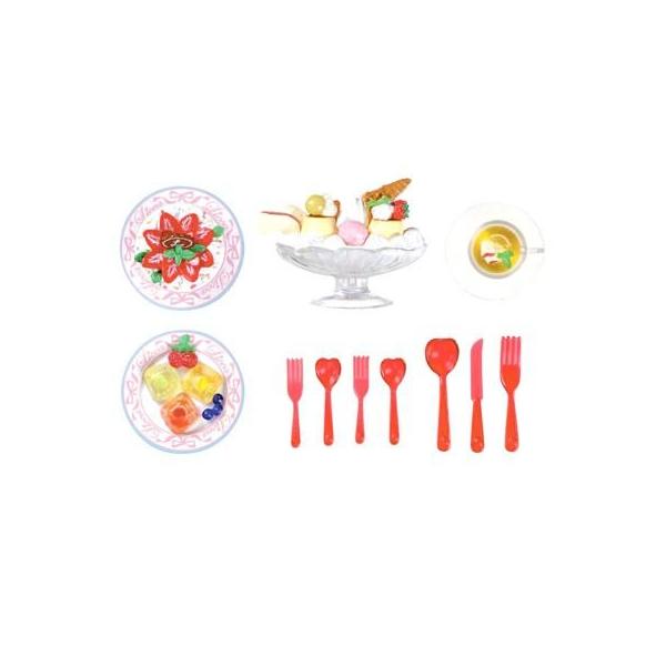 豪華なデザートセット☆フルーツやアイスや生クリームがてんこ盛りのプリンサンデー、真ん中にもたくさんイチゴが入っているイチゴのホールケーキ、ゼリーのもりあわせ、フルーツティーです。可愛いデザインのナイフやフォークもセットです。