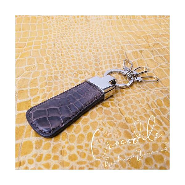 日本製 本物クロコダイル革を使用した高級感溢れる3連キーリングを特別価格で繊細かつ堅牢なシルバーステンとの組み合わせが上品で洗練されたスタイルを演出約12.5cm×3.3cmのサイズ感は使い勝手が良くどんなキーセットにもマッチします外箱を省...