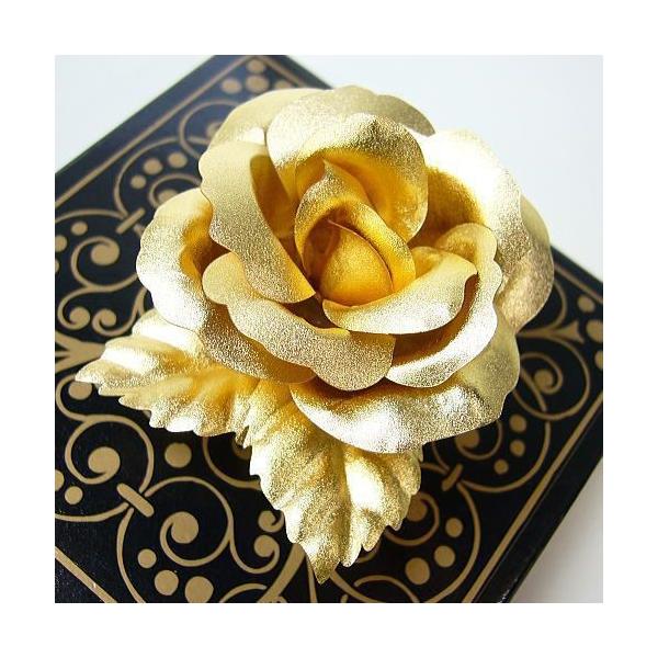 結婚式やパーティーを華やかに彩る 純金のコサージュ「純金」の薔薇の花が胸元に咲く 贅沢で気品あるアクセサリーです本物の純金保証付き 金価格が高騰する今こそ 喜ばれる贈り物大切な方へのプレゼントとしても人気の逸品です本物保証＝純金保証 ギャラ...