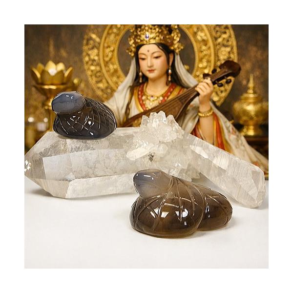 本物天然石 蛇彫刻 メノウ 瑪瑙 グレイ系落ち着いたグレイ系の瑪瑙は 派手さよりも芯の強さを大切にする色合い感情の波を整え ぶれない判断へ導くといわれ 大切なご縁を静かに守りたい方におすすめです夫婦の「絆」恋人同士の「絆」友人との「絆」仕事...