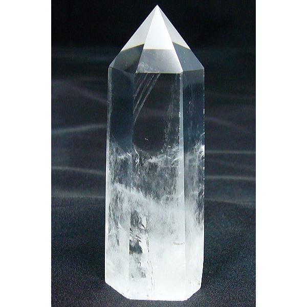 六角柱のクリスタル水晶です。水晶には悪い気を吸収したパワーストーンの浄化をしてくれるともいわれ本来の効果を取り戻す役割もしてくれることでしょう。水晶本体サイズ約25グラム以上*天然石固有の傷などある場合あります。予めご了承くださいませ。
