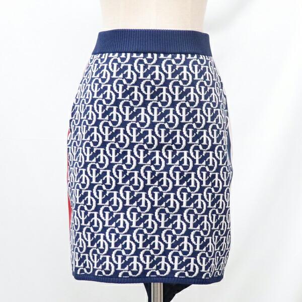 モノグラムが大人びた雰囲気を演出するニットスカート。サイドにあしらわれたラインが程よいアクセントになります。軽やかな素材で、動きやすさを実現しスポーツシーンにも大活躍。同デザインのニットとセットアップで着用いただけるアイテムです。品番 CL...