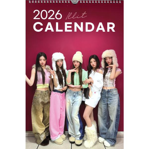 ILLIT アイリット グッズ 大判 壁掛け カレンダー 2026年 (令和8年) + ステッカーセット K-POPtwice 最新 画像 グッズ クッション マグカップ カレンダー 写真集 ポスター 福袋   単語カード ポストカード ス...