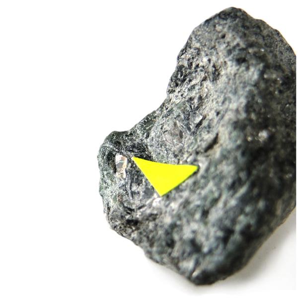 ◆重さ：約 5 g（母岩込み）◆大きさ：21ｘ15ｘ12 mm（母岩込み）◇産地：Campo Formoso Bahia Brasil黒っぽい母岩にアレキサンドライトが付いています。（シールの先）※現品撮影です。写真の商品をお届けします。ア...