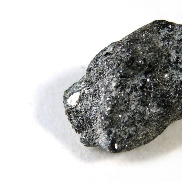 ◆重さ：約 4 g（母岩込み）◆大きさ：23ｘ15ｘ9 mm（母岩込み）◇産地：Campo Formoso Bahia Brasil黒っぽい母岩にアレキサンドライトが付いています。（シールの先）※現品撮影です。写真の商品をお届けします。アレ...