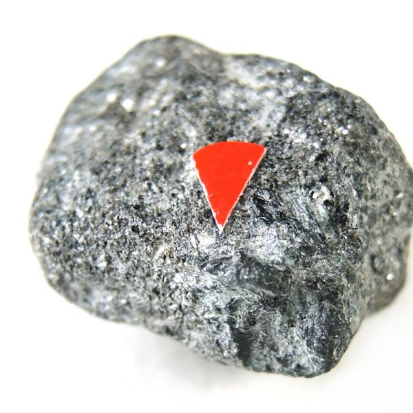 ◆重さ：約 4 g（母岩込み）◆大きさ：16ｘ15ｘ11 mm（母岩込み）◇産地：Campo Formoso Bahia Brasil黒っぽい母岩にアレキサンドライトが付いています。（シールの先）※現品撮影です。写真の商品をお届けします。ア...