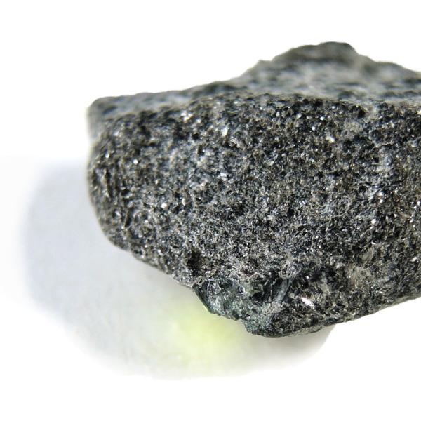 ◆重さ：約 4 g（母岩込み）◆大きさ：25ｘ15ｘ10 mm（母岩込み）◇産地：Campo Formoso Bahia Brasil黒っぽい母岩にアレキサンドライトが付いています。（シールの先）※現品撮影です。写真の商品をお届けします。ア...