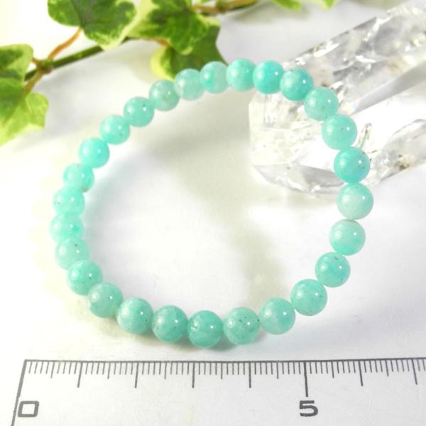 ◆重さ：11g◆サイズ：内径約15.5〜16cm◆大きさ：約 6.5ｍｍ径◇産地：ブラジル※現品撮影です。写真の商品をお届けします。◎この商品はメール便送料無料商品です。アマゾナイトは、澄んだ青緑色が美しい天然石で、自然のやさしさを感じさせ...