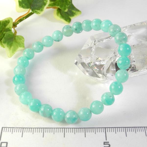 ◆重さ：11g◆サイズ：内径約15.5〜16cm◆大きさ：約 6.5ｍｍ径◇産地：ブラジル※現品撮影です。写真の商品をお届けします。◎この商品はメール便送料無料商品です。アマゾナイトは、澄んだ青緑色が美しい天然石で、自然のやさしさを感じさせ...