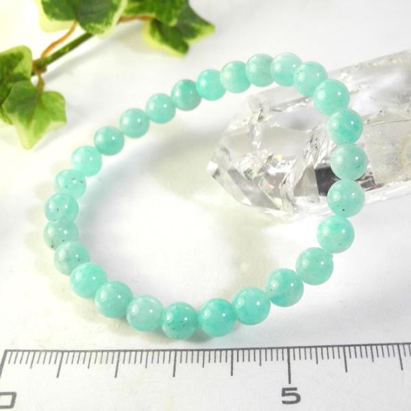 ◆重さ：11g◆サイズ：内径約15.5〜16cm◆大きさ：約 6.5ｍｍ径◇産地：ブラジル※現品撮影です。写真の商品をお届けします。◎この商品はメール便送料無料商品です。アマゾナイトは、澄んだ青緑色が美しい天然石で、自然のやさしさを感じさせ...