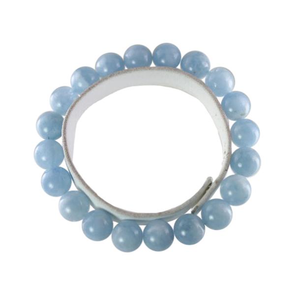 ◆サイズ：内径17.5cm◆重さ：29g◆大きさ：平均10mm径※現品撮影です。写真の商品をお届けします。澄んだ海のような輝きを持つアクアマリンは、心を静めるような穏やかな美しさが魅力の天然石です。名前の由来はラテン語の「水」と「海」で、古...