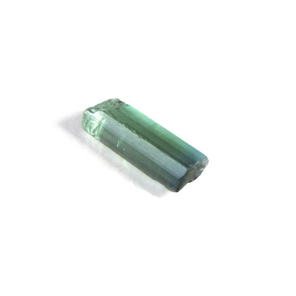 ◆大きさ：約 15ｘ5ｘ4 mm◆重さ：約 0.7 g◇産地：MInas Gerais Brazil◇ブルー(グリーンに近いです)トルマリンの柱状結晶 です。※現品撮影です。写真の商品をお届けします。ブルートルマリンは、その深みのある青色が...