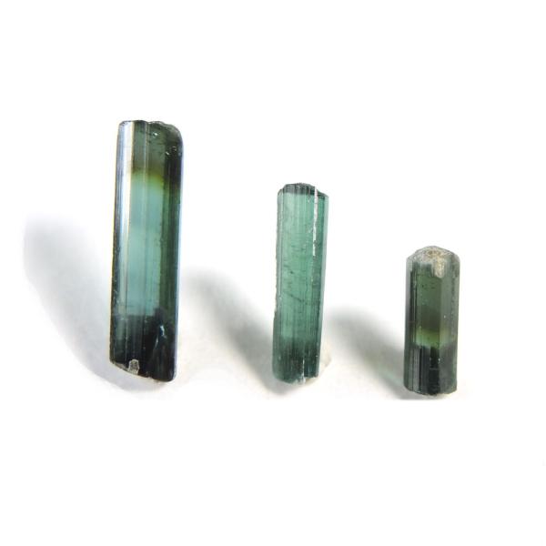 ◆3本セット◆重さ：合計約 1 g◆大きさ：約17ｘ4 mm・10ｘ3 mm・13ｘ3 mm◇産地：MInas Gerais Brazil◇ブルー(グリーンに近いです)トルマリンの柱状結晶 です。※現品撮影です。写真の商品をお届けします。ブ...