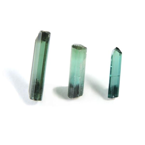 ◆3本セット◆重さ：合計約 1 g◆大きさ：約17ｘ3 mm・13ｘ4 mm・13ｘ3 mm◇産地：MInas Gerais Brazil◇ブルー(グリーンに近いです)トルマリンの柱状結晶 です。※現品撮影です。写真の商品をお届けします。ブ...