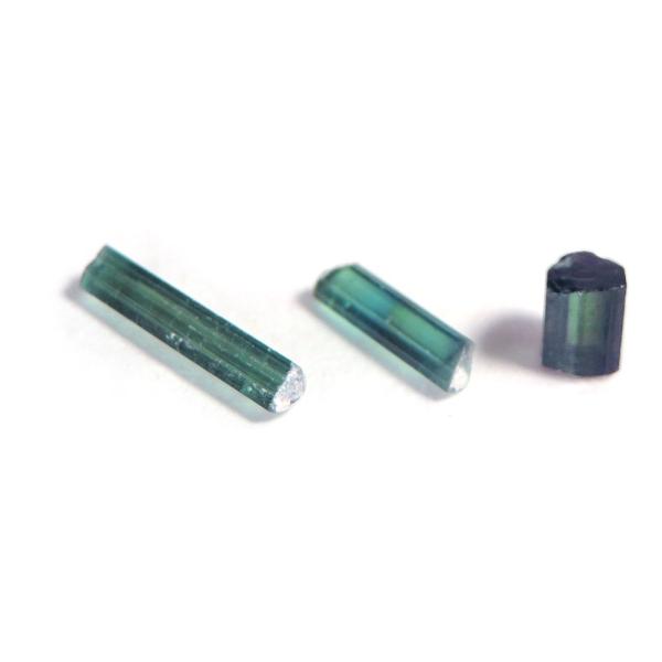 ◆3本セット◆重さ：合計約 1 g◆大きさ：約13.6ｘ3 mm・6ｘ5 mm・12ｘ3 mm◇産地：MInas Gerais Brazil◇ブルー(グリーンに近いです)トルマリンの柱状結晶 です。※現品撮影です。写真の商品をお届けします。...