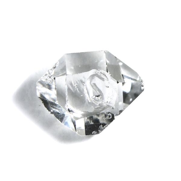 ◆大きさ：18ｘ15ｘ9 mm◆重さ：2.89 g産地：Herkimer. N.Y. U.S.A2〜4mmの欠けがあるためお安くなっています。※現品撮影です。写真の商品をお届けします。 ※天然未加工未研磨のハーキマー水晶です。※多少の欠けな...