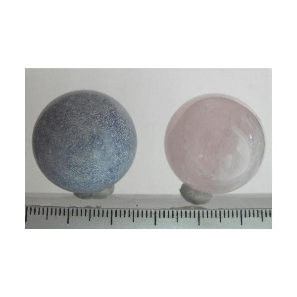 ◆ブルークォーツ：約25.7mm径◆ローズクォーツ：約25.2mm径◇重さ：合計48.5g※現品撮影です。写真の商品をお届けします。◎この商品はメール便送料無料商品です。やさしいピンク色が特徴のローズクォーツは、愛と癒やしを象徴する天然石と...