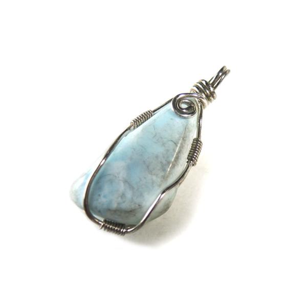 ◆石の大きさ：25x13x7.9mm◆全長：33.7mm◆重さ：5.3g◇産地：ドミニカ共和国※現品撮影です。写真の商品をお届けします。◎この商品はメール便送料無料商品です。ラリマーは、カリブ海に浮かぶドミニカ共和国でのみ採掘される希少な天...